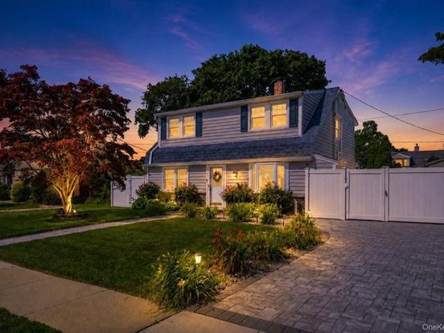 28 Crabtree Ln, Levittown, NY 11756