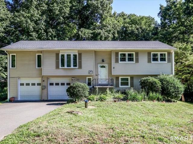 28 Deepwood Dr, Bethel, CT 06801
