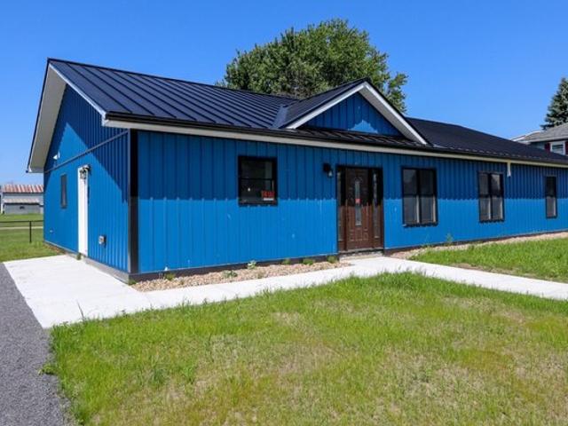 28 Delaware St, Rouses Point, NY 12979