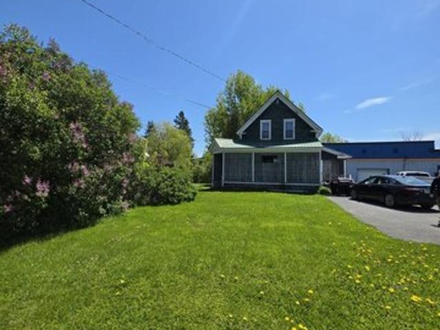 28 Dyer St, Presque Isle, ME 04769