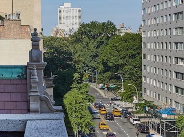 28 E 72ND Street