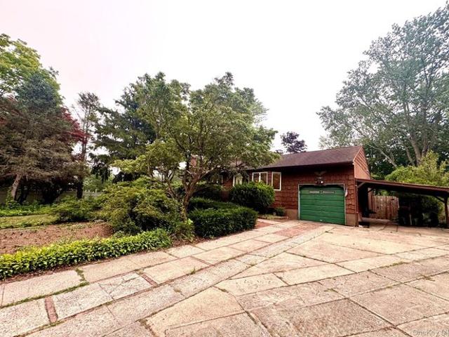 28 Euclid Ave, Dix Hills, NY 11746