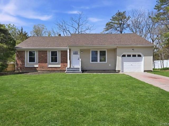 28 Gabon Ln, Coram, NY 11727