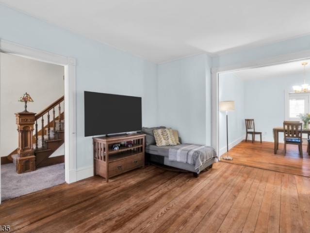 28 Grand Ave