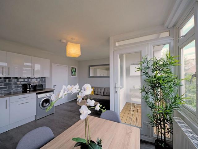 28 Hereford Street – Room 3