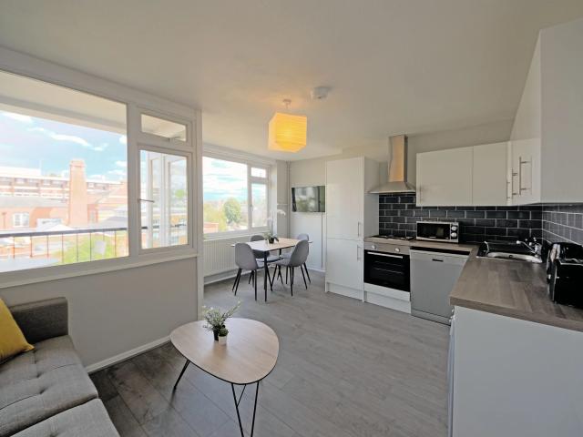 28 Hereford Street – Room 3
