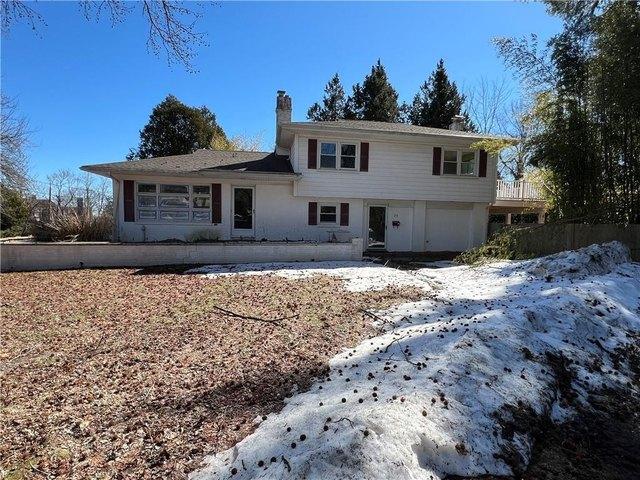 28 Hill Top Dr, Warwick, RI 02818