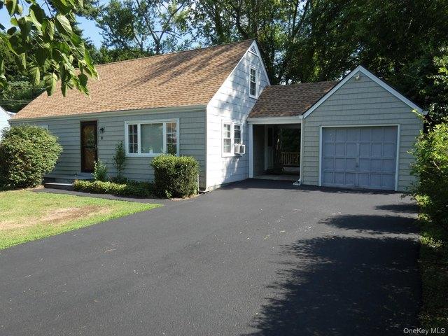 28 Hilltop Dr, New Windsor, NY 12553