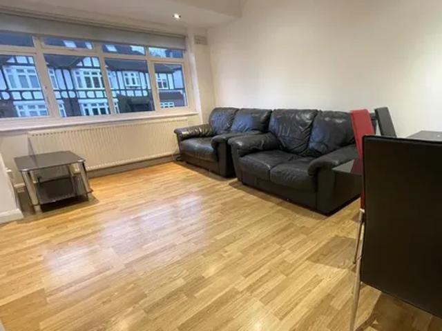 28 Holyrood Road, Oakleigh Park, London, EN5 1DG, United Kingdom | 2 bed apartment for rent #139067840 | Rentberry