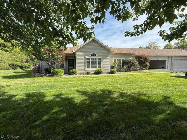 28 Hunters Woods Blvd, Canfield, OH 44406