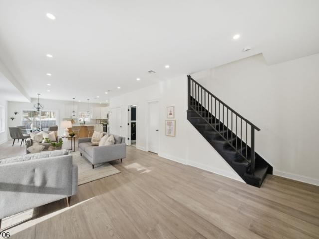 28 Irving St