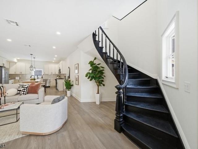 28 1/2 Irving St, Montclair, NJ 07042