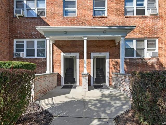 28 Linden St, Great Neck, NY 11021