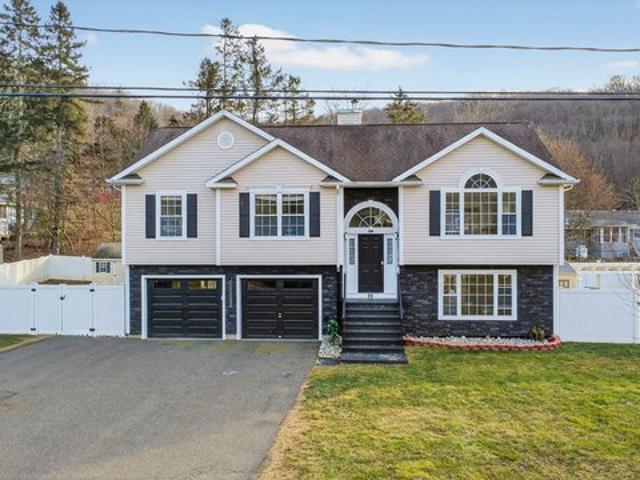 28 Margaret Cir, Naugatuck, CT 06770