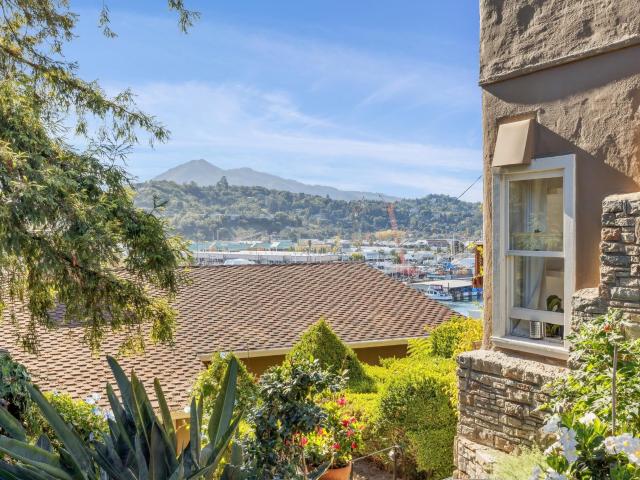 28 Marina Court Dr