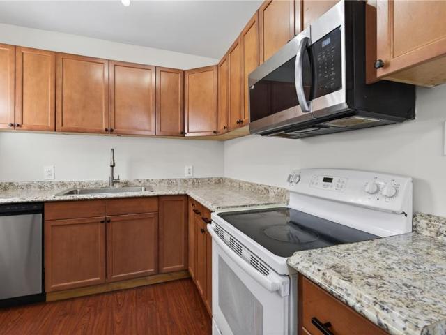 28 Monroe DR