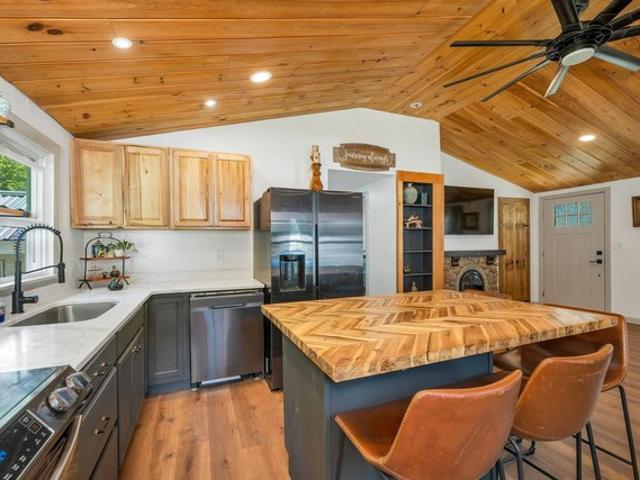 28 Mount Vernon St, Farmington, NH 03835