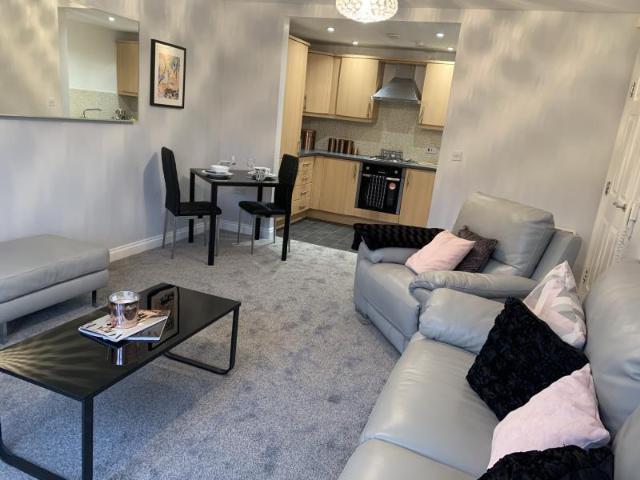 28 Old Oak Drive, Leeds LS16 2 bed flat to rent £1,280 pcm £295 pw