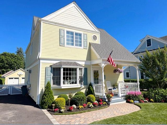 28 Pine St, Sayville, NY 11782