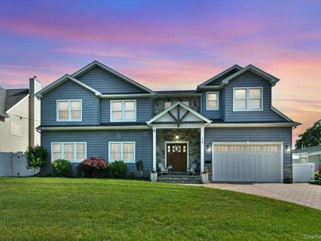 28 Red Oak Pl, Massapequa, NY 11758