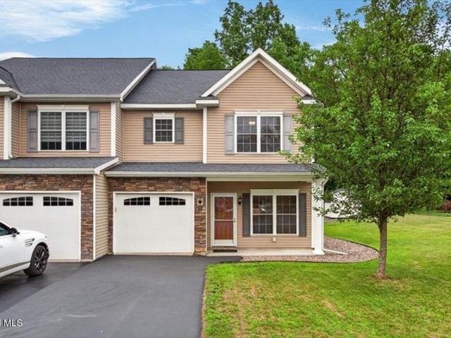 28 Reutter Dr, Bethlehem, NY 12158