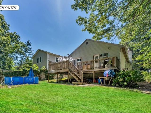 28 Robinson Rd, Southampton, NY 11968