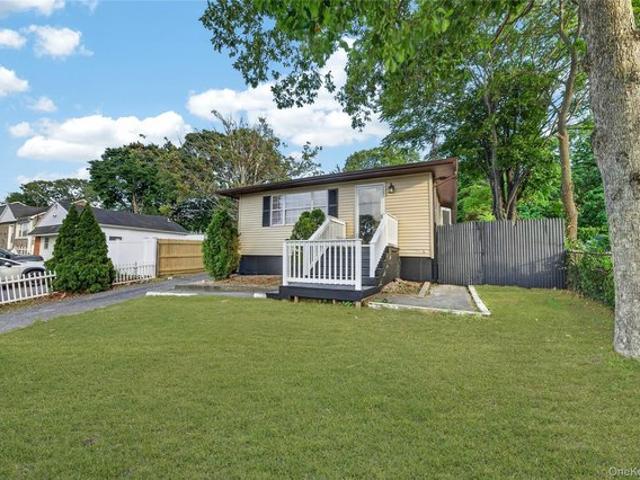 28 Roslyn Ave, Selden, NY 11784