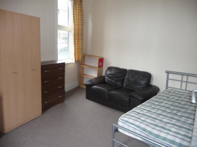 28 Royal Park Avenue Hyde Park Leeds. 4 bed house to rent £2,048 pcm £473 pw