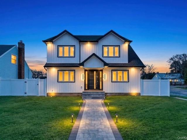 28 S Elm St, Hicksville, NY 11801