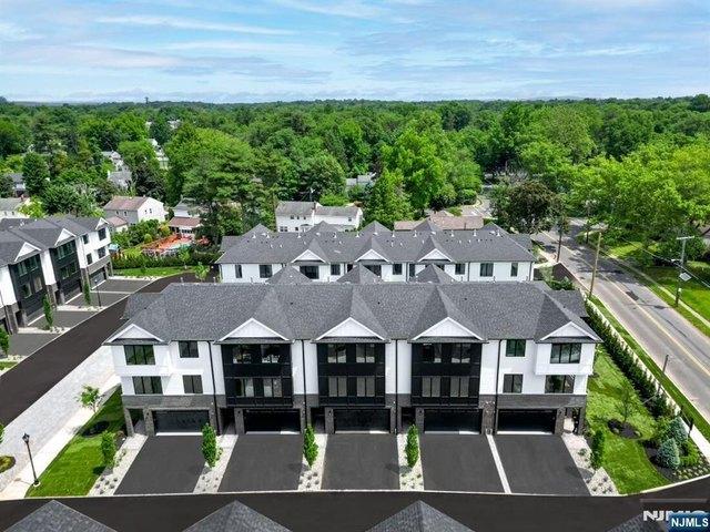 28 Skye Dr, Paramus, NJ 07652