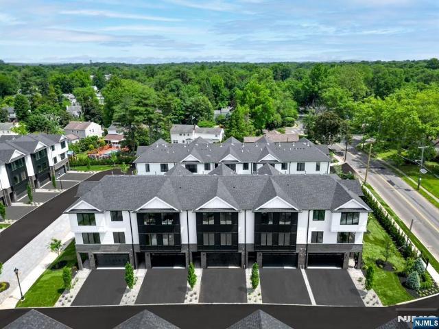 28 Skye Dr, Paramus, NJ 07652 | MLS #26011 | Compass