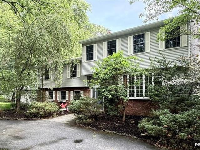 28 Sunrise Dr, Montvale, NJ 07645