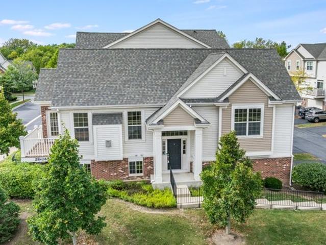 28W061 Woodland Dr, Winfield, IL 60190
