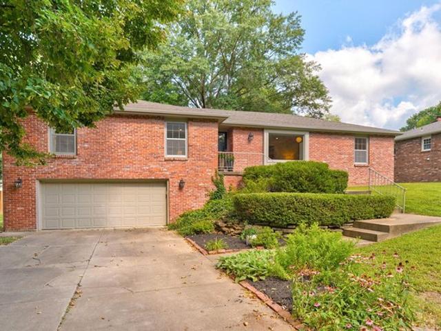 2904 S Brentmoor Ave, Springfield, MO 65804