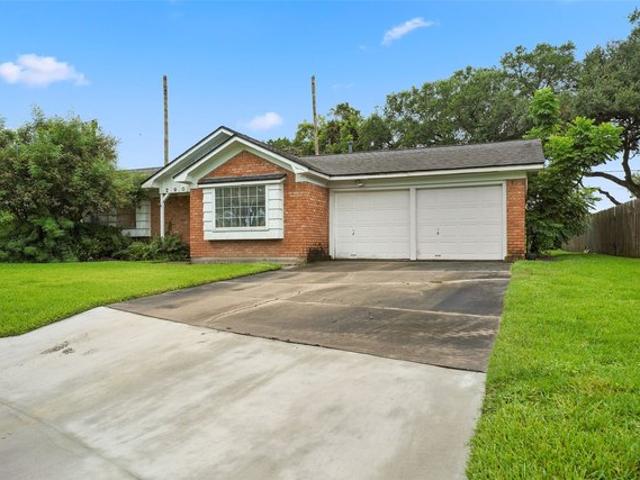 2905 Borden Cir, El Campo, TX 77437