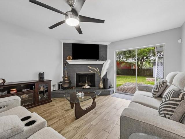 2907 Arkansas Ave, Dickinson, TX 77539
