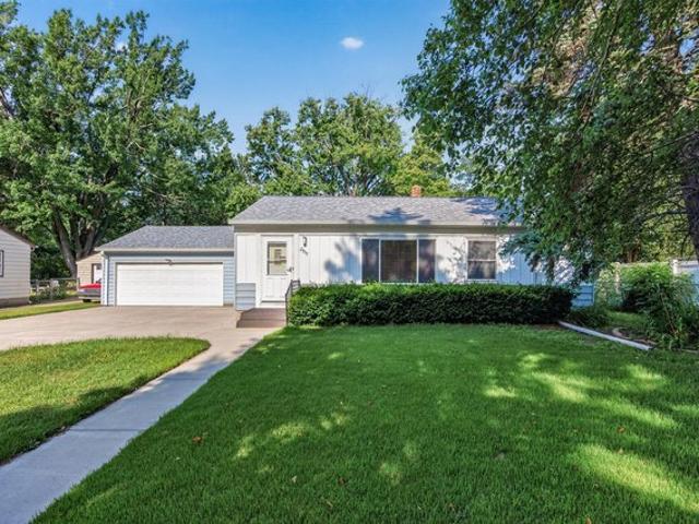 2909 Pascal St, Roseville, MN 55113