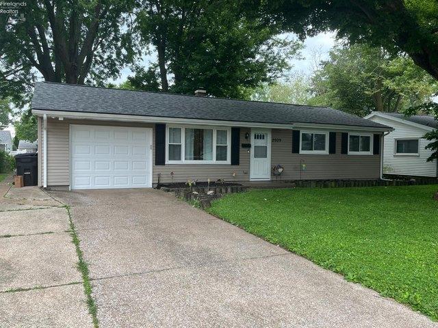 2909 Sunset Ln, Sandusky, OH 44870