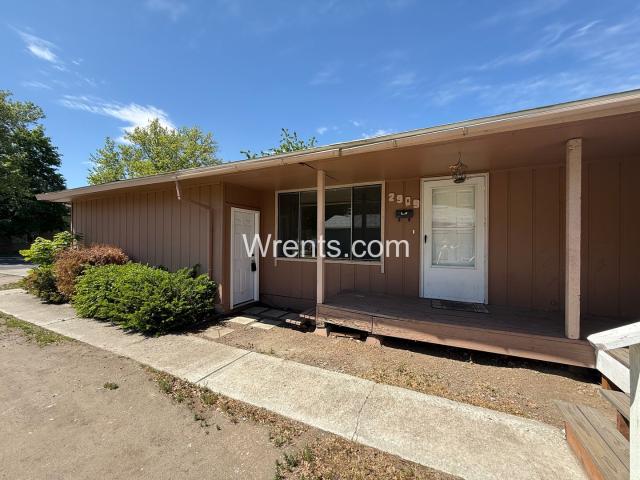 2909 2911 E Rockwell