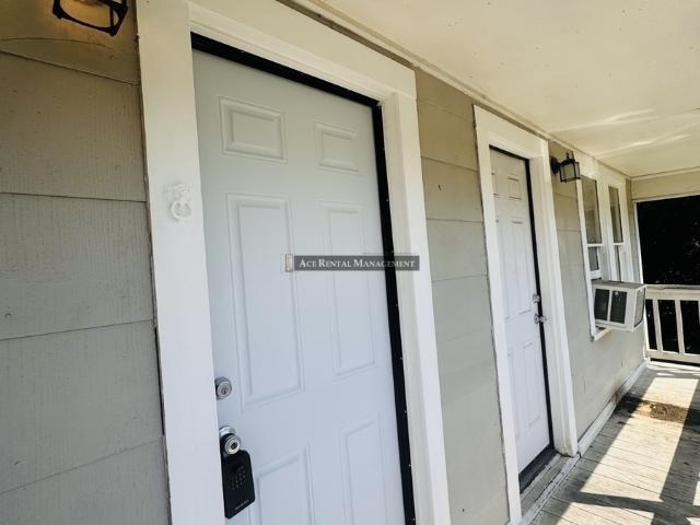 2909 7th St, 1 bed, 1 full bath