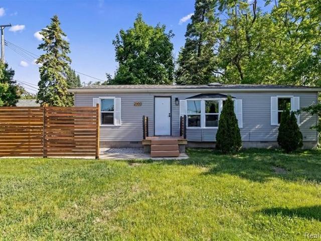 2900 Hensman St, Keego Harbor, MI 48320