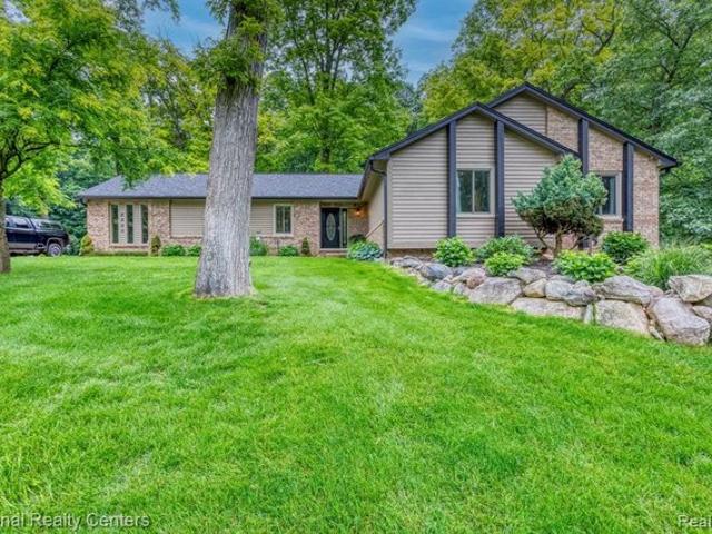 2900 Lynn Dr, White Lake, MI 48386