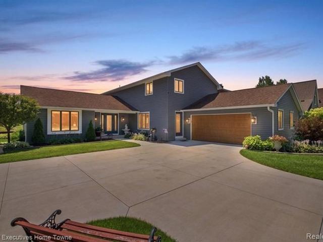 2900 Woodstock Cir, Port Huron, MI 48060
