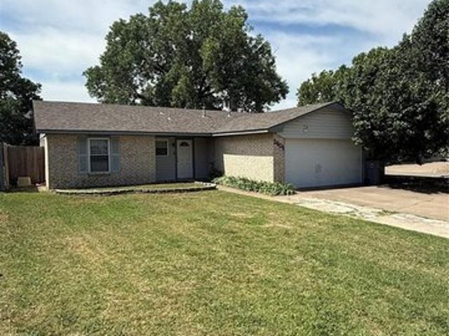 2901 NE Lakeview Cir, Lawton, OK 73507
