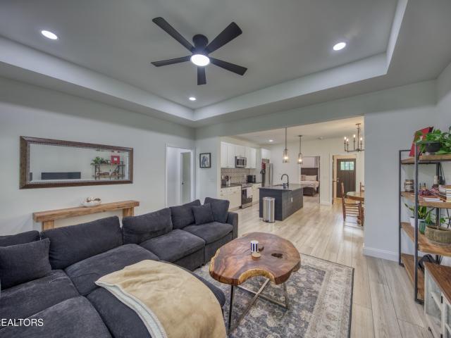 2901 Lay Ave