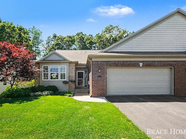 2902 Woodridge Cir NE, Grand Rapids, MI 49525
