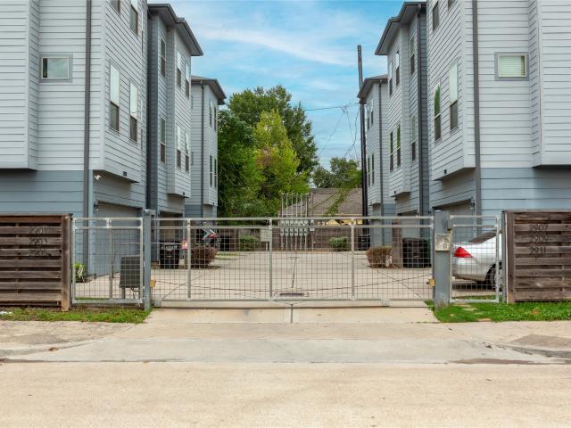 2903 Blodgett St, Houston, TX 77004 | MLS #42654 | Compass