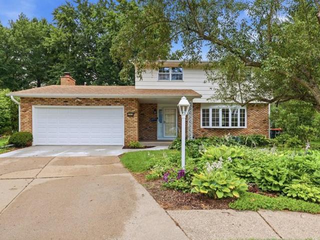 2903 Woodland Ct, Davenport, IA 52803