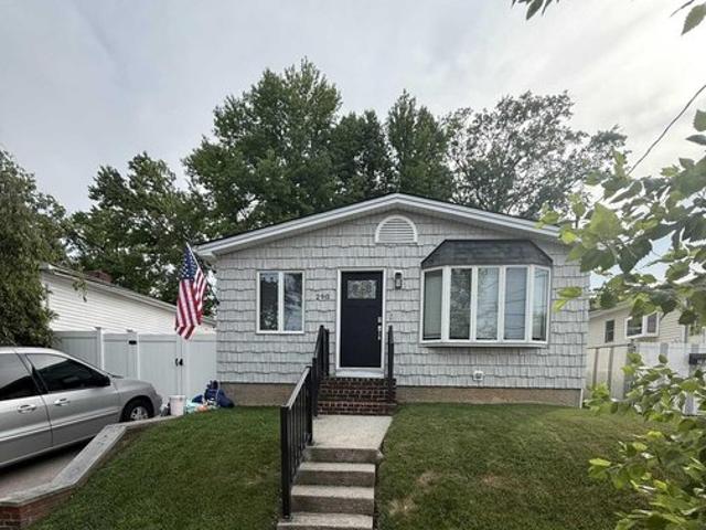 290 Beach Rd, Staten Island, NY 10312