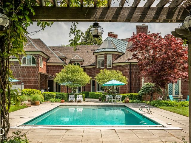 290 Breakwater Drive